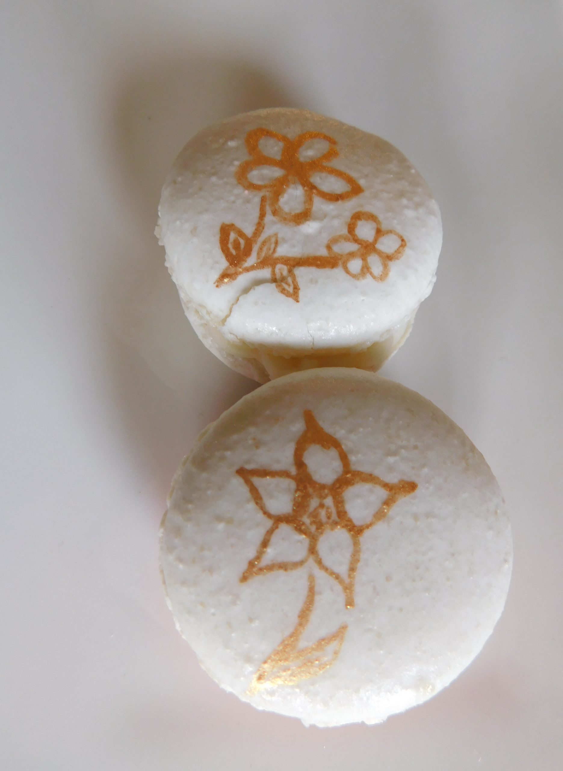 How to Decorate White and Gold Macarons - Kitchen Foliage