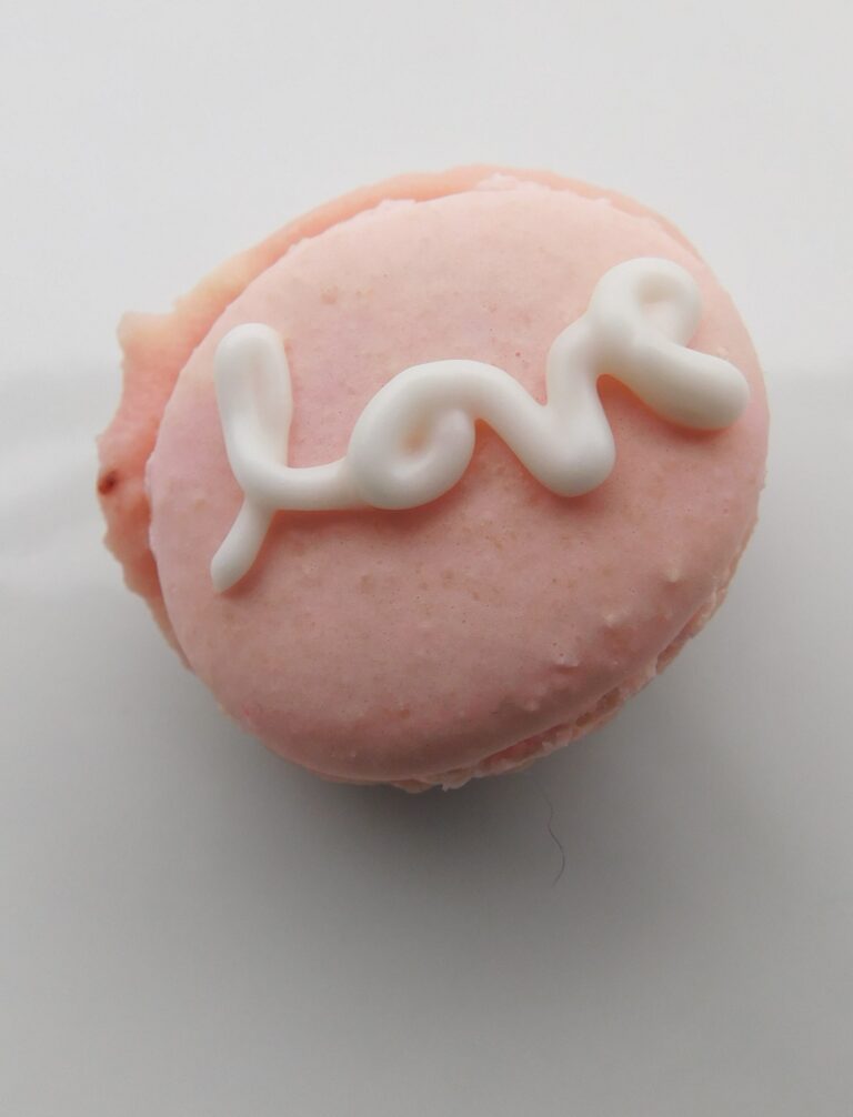 How to Decorate Valentine's Day Macarons - Kitchen Foliage