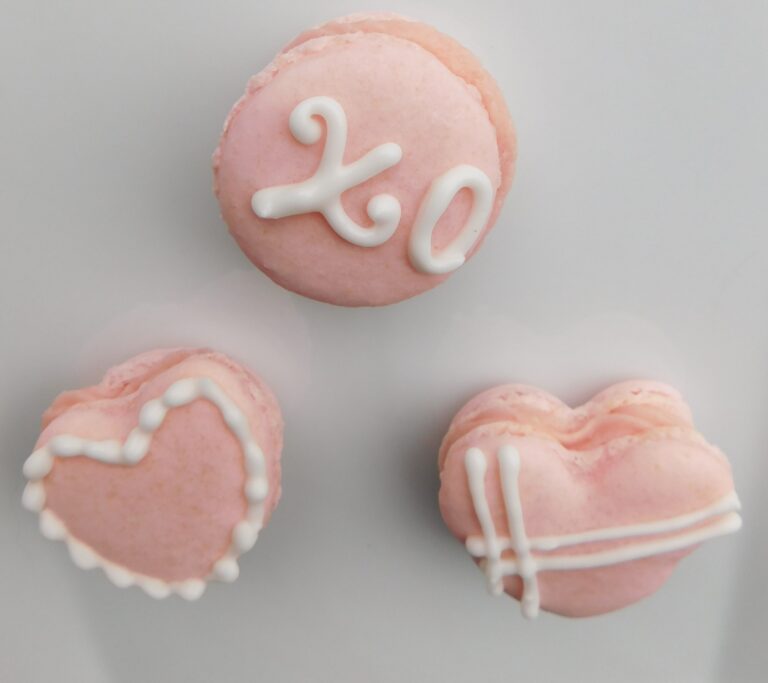 How to Decorate Valentine's Day Macarons - Kitchen Foliage